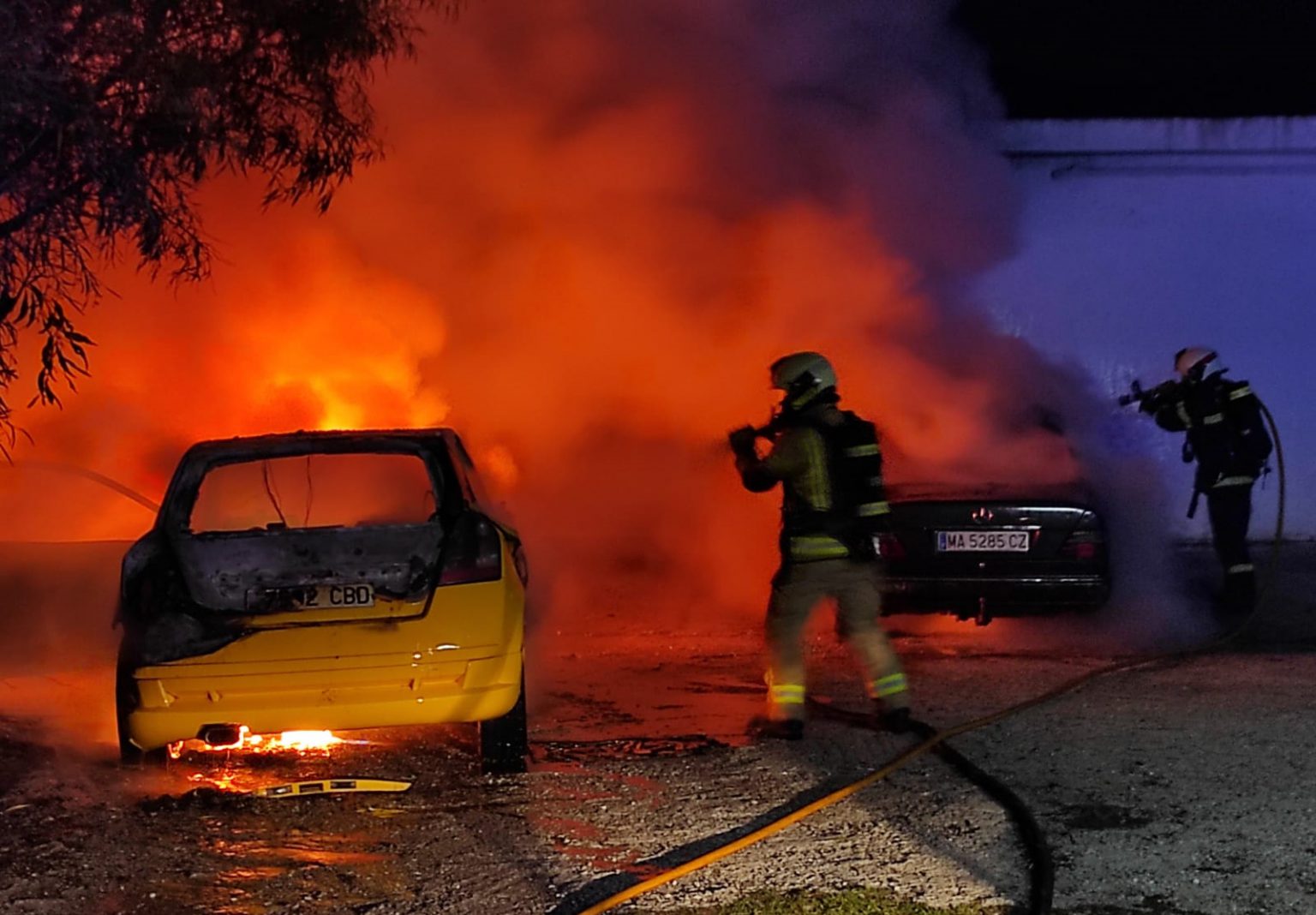 Dos vehículos siniestro total como consecuencia de un fuego que se ...