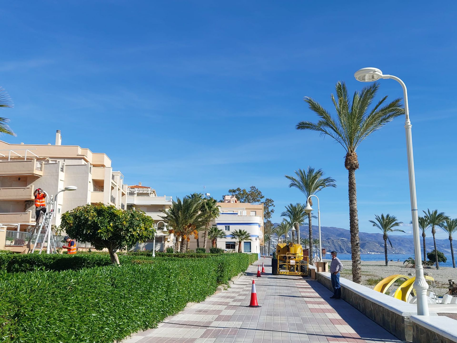 El Ayuntamiento de Gualchos-Castell de Ferro renueva las luminarias de ... El Ayuntamiento de Gualchos-Castell de Ferro renueva las luminarias de ...