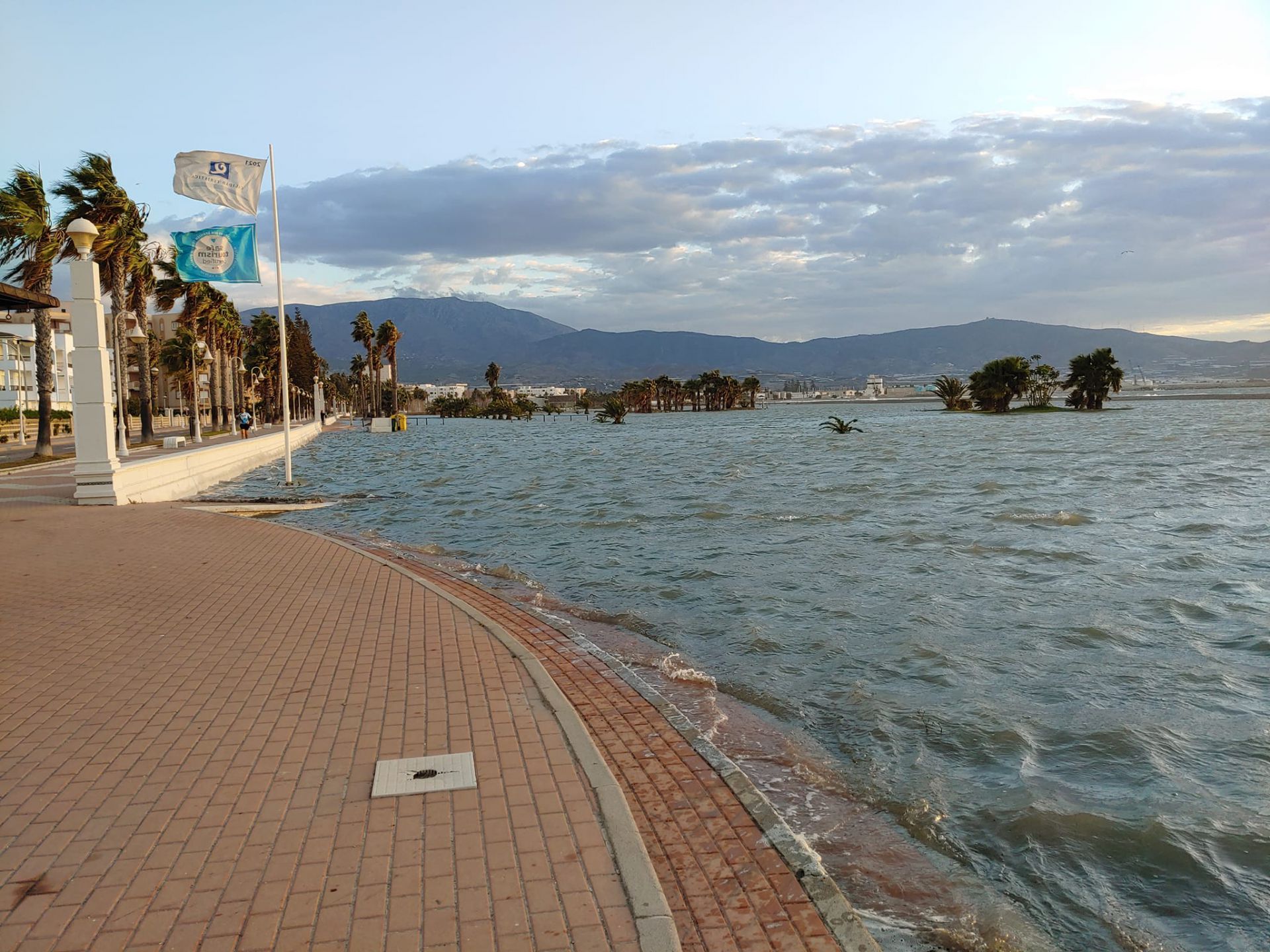 La playa de Poniente de Motril se convierte en un «mar en tierra» por ...