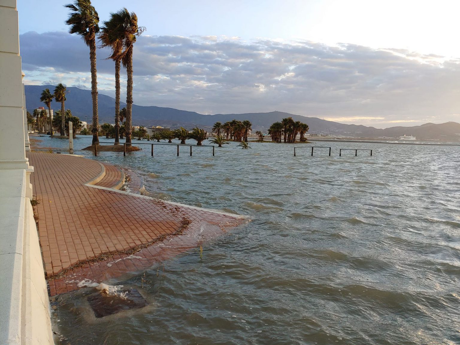 La playa de Poniente de Motril se convierte en un «mar en tierra» por ...