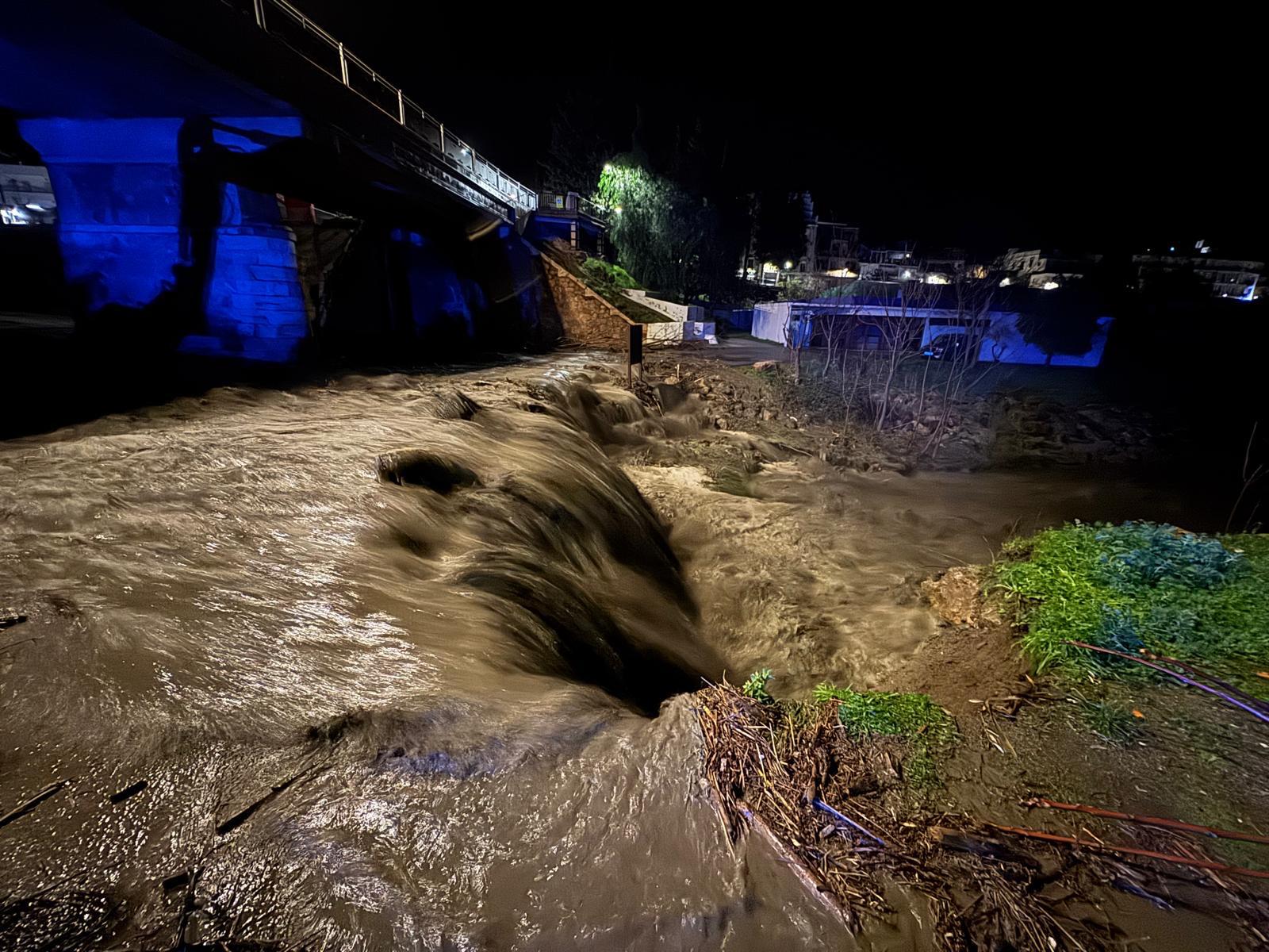 Órgiva reparte agua potable y habilita duchas a los afectados por la ...